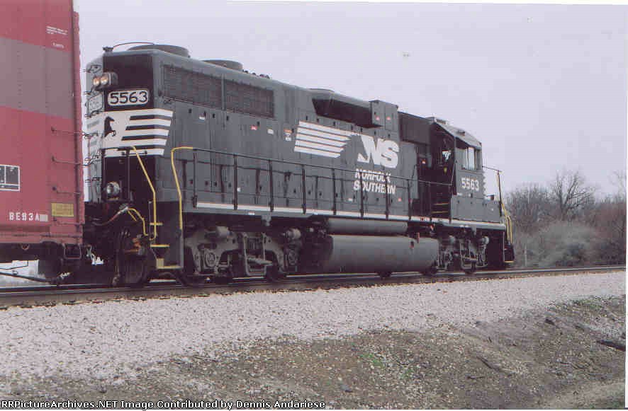 NS 5563 waiting for green
